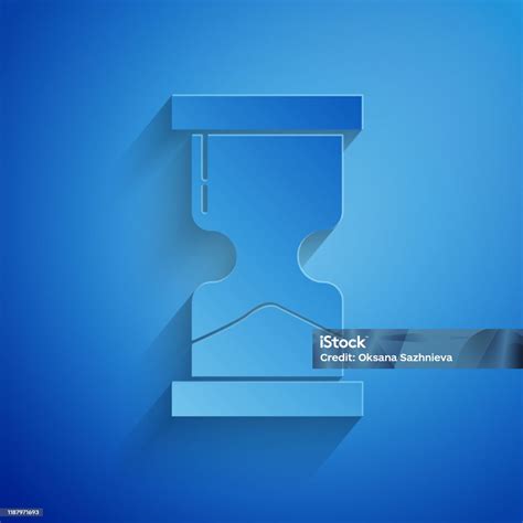 종이 는 파란색 배경에 고립 된 흐르는 모래 아이콘 오래된 모래 시계를 잘라 모래 시계 기호입니다 비즈니스 및 시간 관리 개념 종이 아트 스타일입니다 벡터 일러스트레이션 0