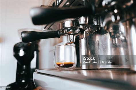 향기로운 에스프레소가 커피 머신에서 컵으로 흘러들어갑니다 전문 커피 장비로 아로마 커피 만들기 0명에 대한 스톡 사진 및 기타