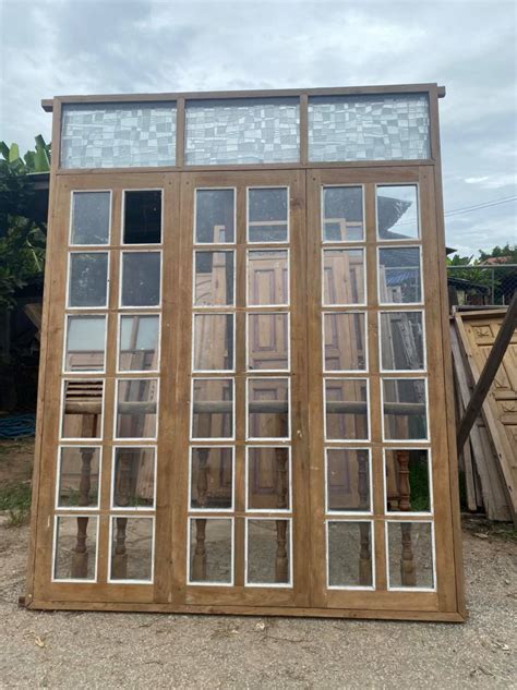 หน้าต่างกระจกทรงสูงสเปนชุดละ3บาน คอกระจก พร้อมราวกันตก วงกบหนาไม้หนา ลูกกรงหนาๆ สภาพสวยงามมากค่ะ