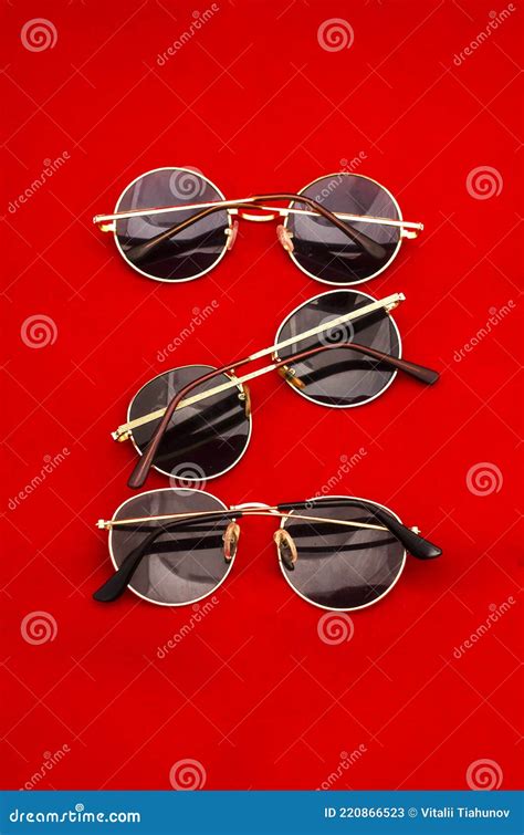 Sunglasses On Red Background Minimalism Foto Stock Image