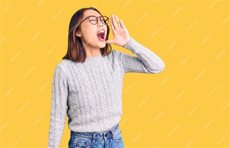 Jeune Belle Fille Chinoise Portant Des Vêtements Décontractés Criant Et