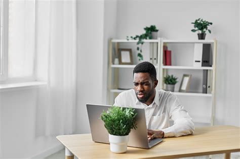 남자 온라인 기업 컴퓨터 일 프리랜서 미국 사람 휴대용 퍼스널 컴퓨터 사무실 학생 아프리카 사람 교육 20 24세에 대한 스톡 사진 및 기타 이미지 Istock