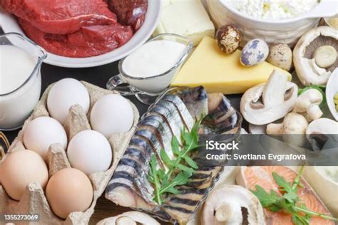 건강한 식품 비타민 D 쇠고기 고기 젖소 간 메추라기 계란 버터 생선 연어 고등어 유제품 코티지 치즈 크림 밀크 치즈 버섯