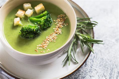봄 해독 브로콜리 크림 수프 참깨와 빵 부스러기 깨끗한 식사 다이어트 비건 채식주의 자 건강한 음식 개념 가을에 대한 스톡 사진