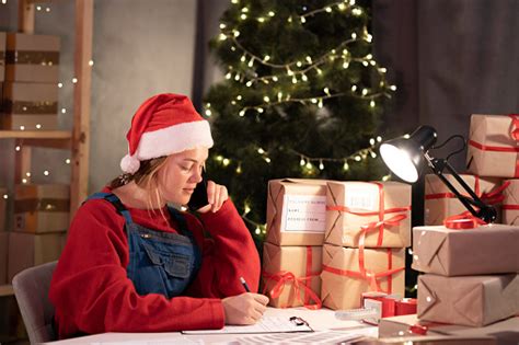 여성 창업 기업가 중소 기업 주인은 집의 밤 포장 및 배달 상황에서 일합니다 고객과의 커뮤니케이션 휴대 전화에서 온라인 주문 크리스마스 세일 중소기업 창업 18 19세에