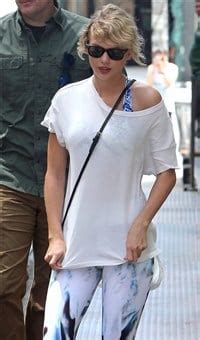 Taylor Swift Tries To Hide Her Meaty Camel Toe