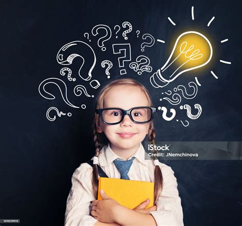 자식 아이디어입니다 노란 책 전구 및 분필 물음표 아이 학교 학생을 웃 고 브레인 스토밍 문제 및 솔루션 아이에 대한 스톡 사진