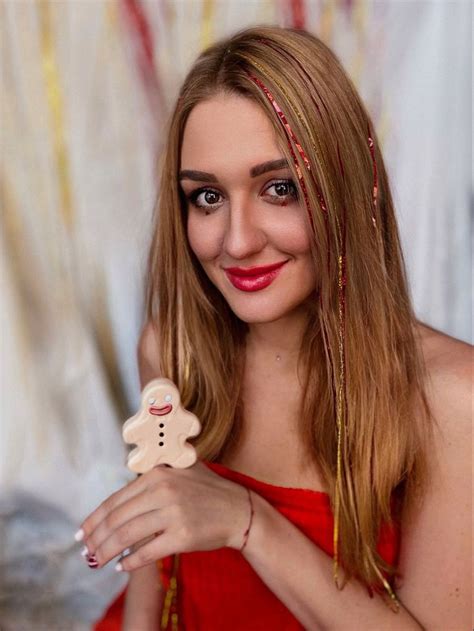 Новогоднее фото с пряничным человечком Hair Wrap Beauty Hair Styles