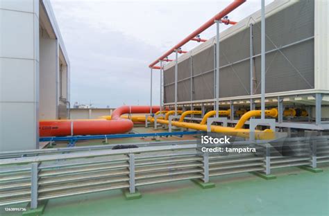 사무실 건물의 옥상에 있는 칠러 타워 또는 냉각탑 시스템 작업 아키텍처 기계 콘덴서 물 공급 파이프 라인 환기 압축기 Stem