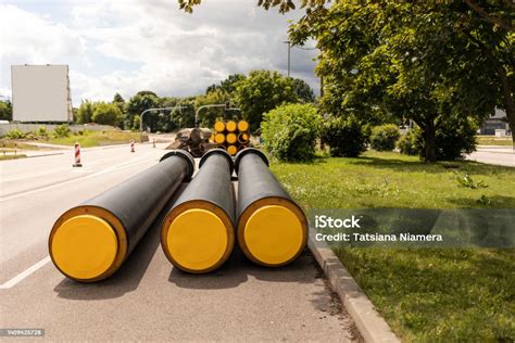 가스 공급 시스템의 설치 모니터링 및 시운전 도시의 지하 파이프 라인 지역 난방 시스템 파이프 라인의 거리 재건 현장 평면 0명에 대한 스톡 사진 및 기타 이미지 Istock