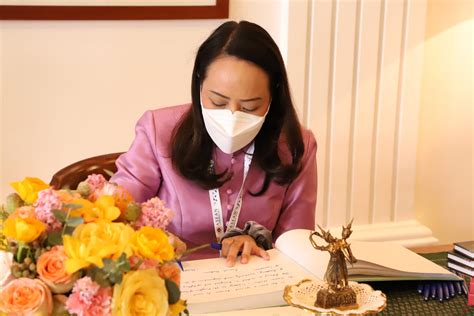 ស្រ្តីទីមួយនៃបណ្តាប្រទេសអាស៊ានទស្សនកិច្ចបណ្ណាល័យសម្តេចម៉ែ នៃមជ្ឈមណ្ឌលឯកសារកម្ពុជា