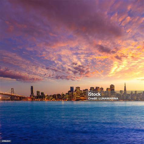 샌프란시시코 해질녘까지 스카이라인 애니조나 베이에서의 저수시설 성찰이요 샌프란시스코 캘리포니아에 대한 스톡 사진 및 기타 이미지 샌프란시스코 캘리포니아 스카이라인 밤