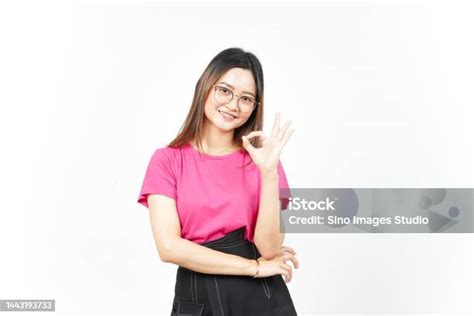 흰색 배경에 고립 된 아름다운 아시아 여성의 확인 기호를 보여주는 25 29세에 대한 스톡 사진 및 기타 이미지 25 29세 광고 긍정적인 감정 표현 Istock