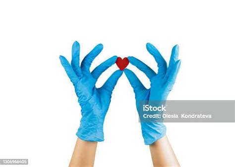 흰색 배경에 고립 된 것을 보여주는 두 손가락으로 나무 빨간 마음을 들고 파란색 의학 장갑에 손 간호사에 대한 스톡 사진 및 기타 이미지 Istock