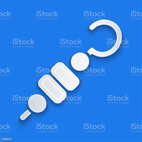 파란색 배경에 고립 된 꼬치 스틱 아이콘에 종이 컷 Shish 케밥 꼬치 스틱에 고기 케밥 구운 고기와 함께 피크닉 종이 아트 스타일 벡터 고기에 대한 스톡 벡터 아트 및