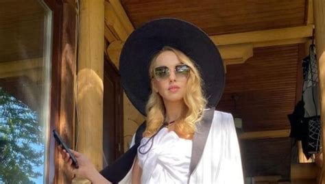 Оля Полякова переїхала від чоловіка в свою квартиру разом з донькою тепер човен не потрібен