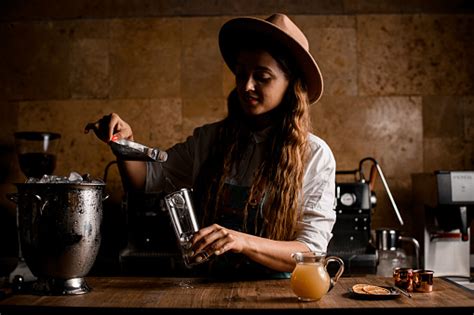 부엌에서 매력적인 여자 바텐더는 음료를 준비하고 유리에 얼음 조각을 부어 각얼음에 대한 스톡 사진 및 기타 이미지 각얼음
