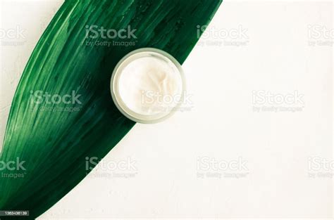 신선한 녹색 식물 잎에 스킨 케어 보습제 항아리의 화장품 용기 버터에 대한 스톡 사진 및 기타 이미지 버터 햇볕 차단 로션 Diy Istock