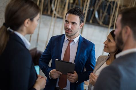 디지털 태블릿을 사용 하 여 비즈니스 전략을 논의 하는 4 명의 기업 들 4 명에 대한 스톡 사진 및 기타 이미지 4 명 계획 글로벌 커뮤니케이션 Istock