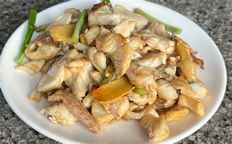 师傅做鲈鱼两吃姜葱焗鱼肉鱼头豆腐汤比在店里吃的还香 哔哩哔哩