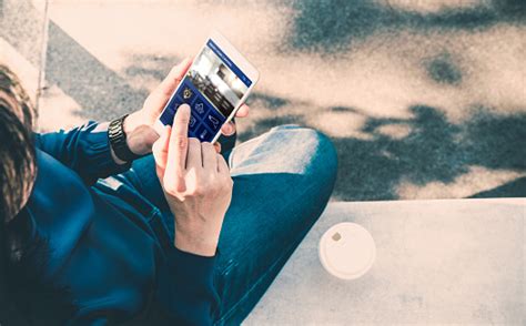 여자 앉아서 사용 스마트 홈 제어 애플 리 케이 션에 휴대 전화 및 음료 벗어나게 멀리 커피 집 자동화 기술 가정 생활에 대한 스톡 사진 및 기타 이미지 Istock