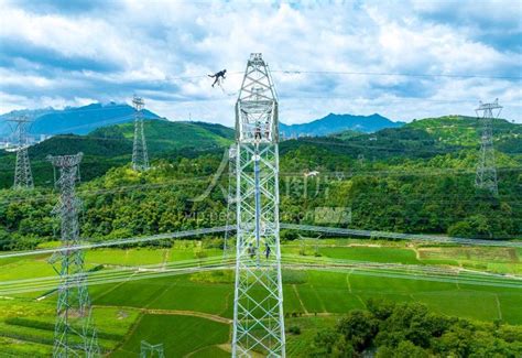 安徽青阳电力工人高空作业 加紧建设西电东送重点工程 人民图片网