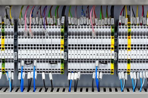 전기 분배 상자에 색 전선 배선 Plc 제어판 전력 및 배전 전기를 위한 강의 제어판 인클로저 산업에 대한 스톡 사진 및 기타