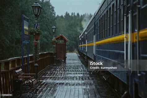 플랫폼 스테이션 루스케알라 공원에서 오래된 복고풍 빈티지 증기 기관지 기차 0명에 대한 스톡 사진 및 기타 이미지 0명