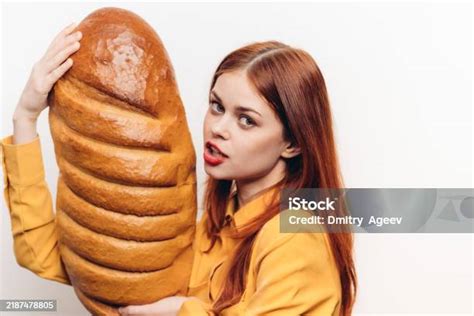 행복 여자 껴안는 빵 가루 한 덩어리 제품 빛 배경 자른 모습 18 19세에 대한 스톡 사진 및 기타 이미지 18 19세 건강한 생활방식 긍정적인 감정 표현 Istock