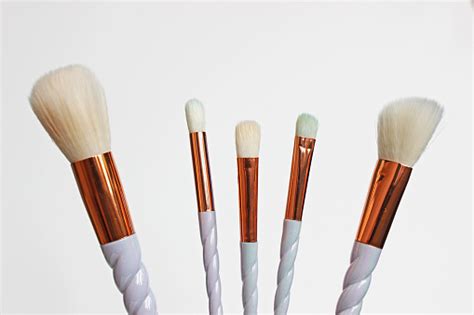 흰색 배경에 촬영 6 메이크업 브러시의 세트 그 중 5개는 함께 그룹화되고 그림 왼쪽에 있는 더 큰 파우더 브러시로 균형을 맞습니다 0명에 대한 스톡 사진 및 기타 이미지