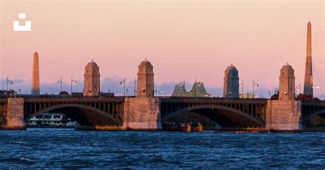 낮 동안의 회색 콘크리트 다리 사진 Unsplash의 무료 보스턴 이미지