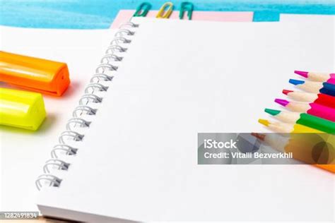 문구 사무실 용품 펜 연필 브러시 펠트 펜 마커 종이 클립으로 학교 개념으로 돌아가기 0명에 대한 스톡 사진 및 기타 이미지 Istock