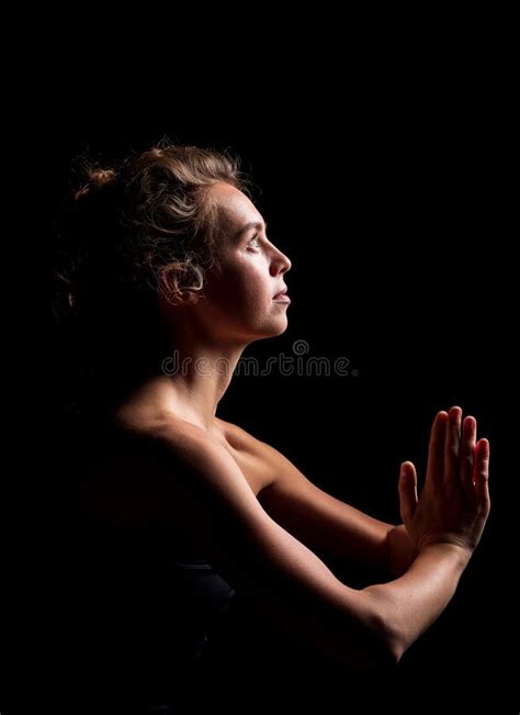 Młoda Naga Kobieta Z Uzupełnia Model Z Białym Tiulem Naga Dziewczyna I Dekoracyjny Oświetleniowy