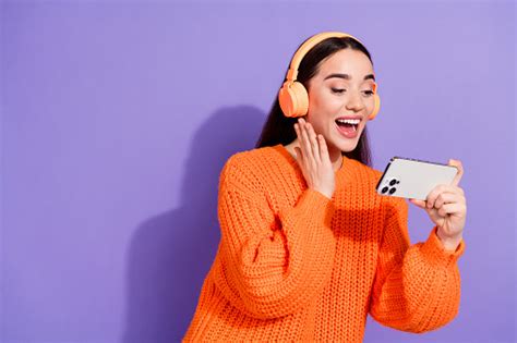 긍정적 인 기쁜 귀여운 소녀 입고 유행 옷 놀이 승리 게임 빈 공간 절연 보라색 배경 25 29세에 대한 스톡 사진 및 기타 이미지 25 29세 Brand Name