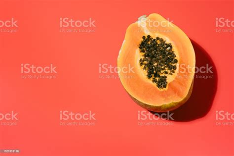 여름에 붉은 배경에 검은 씨앗을 가진 신선한 파파야 휴일과 자연 개념 복사 공간을 복사합니다 맨 위 보기 0명에 대한 스톡 사진 및 기타 이미지 Istock