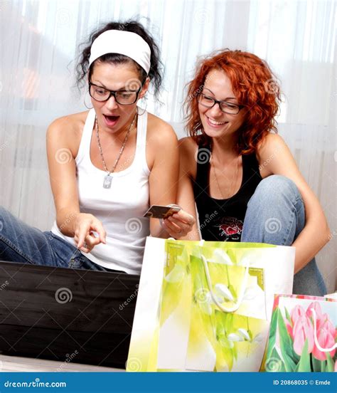 Deux Jolies Filles Image Stock Image Du Heureux Utilisateur