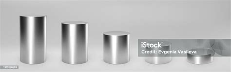 실버 3d 실린더는 회색 배경에서 분리된 원근면으로 전면 뷰와 레벨을 설정합니다 실린더 기둥 크롬 강관 박물관 단계 받침대 또는