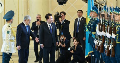 카자흐스탄 의장대 사열하는 윤 대통령