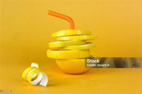 레몬 과일은 노란색 배경에 분리 된 껍질로 겹겹이 조각납니다 과일 광고 디자인을 위해 얇게 썬 육즙이 많은 레몬 감귤류 과일에 대한 스톡 사진 및 기타 이미지 Istock