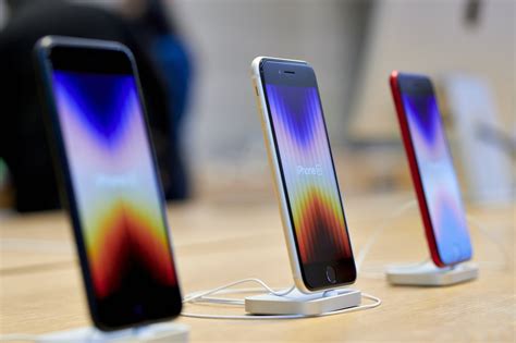 Apples Iphone Assembler Hon Hai Beats Estimates On Robust Demand