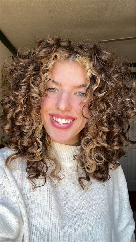 Curly Hair Inspo Curlieswithjulia On Instagram And Tik Tok Curly