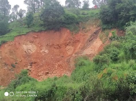 Bageshwar Newsपपों में खड़िया खदान से भूस्खलन खतरे की जद में मकान