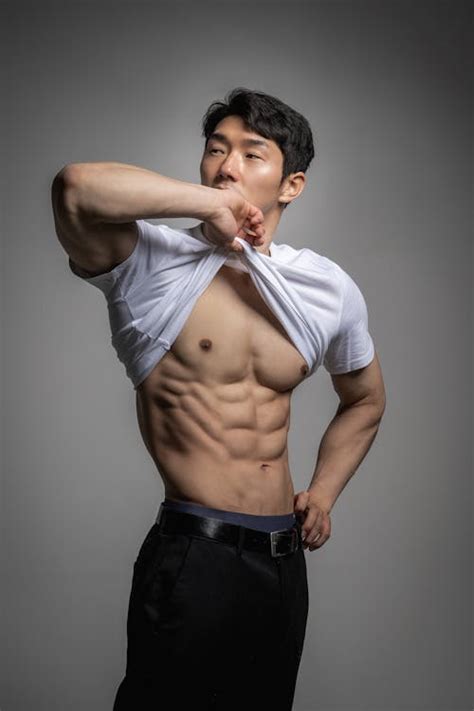 근육질의 남자 리프팅 셔츠 모델 바디빌딩 배 수직 쐈어 스튜디오 촬영 신체 육상 선수 젊은 포즈를 취하는