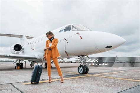 노란색 옷 선글라스 및 수하물이있는 승객은 비행기 근처에서 야외에서 30 34세에 대한 스톡 사진 및 기타 이미지 30 34세 관광 관광객 Istock