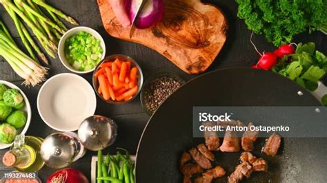 고기는 요리사가 양파를 슬라이스하는 배경에 대해 웍에 튀겨있습니다 다양 한 야채와 함께 요리 배경 플랫 레이 고급 요리에 대한 스톡 사진 및 기타 이미지 Istock