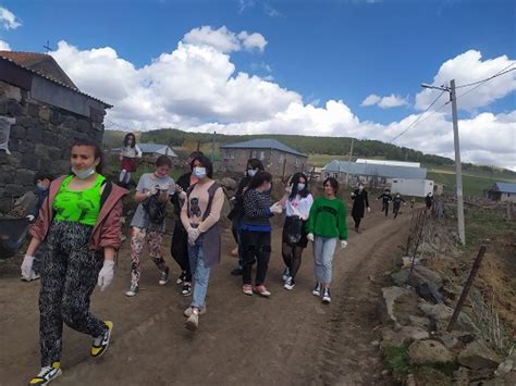 ხანდოს საჯარო სკოლის მოსწავლეებმა დედამიწის დღესთან დაკავშირებით სოფლის ქუჩები დაასუფთავეს