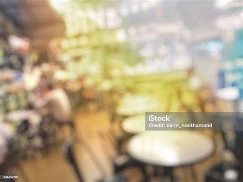 커피숍 카페 또는 레스토랑 음식에 사람들의 추상 흐린된 이미지 센터 빛 Bokeh와 인테리어 파티 Lifestylefor 배경빈티지 필터 개념에 대한 스톡 사진 및 기타