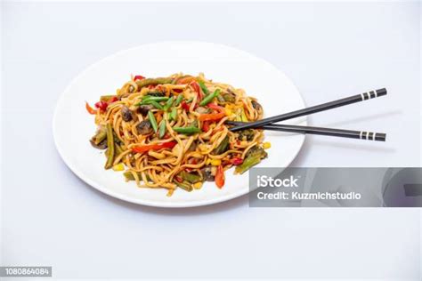 웍 흰색 세라믹 접시에 음식이 맛있고 신선한 빛 고립 된 배경에 소스와 함께 검은색에 대한 스톡 사진 및 기타 이미지 검은색 국수 궁중팬 Istock