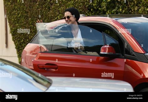 Anne Hathaway Getting Out Of Car Anne Hathaway Leaves The Gym In