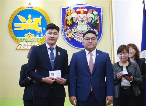 Улс нийслэлийн хөгжилд үнэтэй хувь нэмэр оруулсан албан хаагчдыг шагналаа